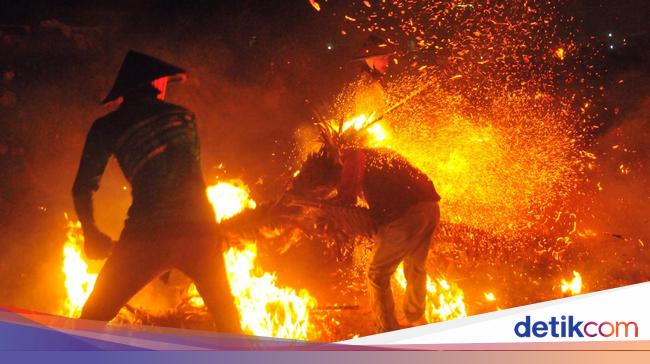 Meriahnya Tradisi Perang Obor di Jepara