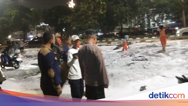 Tergelincir gegara Tumpahan Oli, Pemotor di Matraman Tewas Terlindas Truk