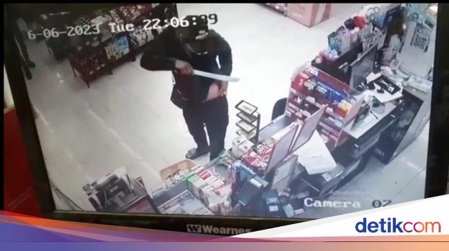 Viral! Pria Bawa Golok Rampok Minimarket di Cisarua KBB