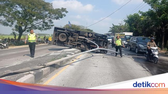 Mobil Pengisi ATM Terguling Hindari Motor Nyelonong di Lamongan