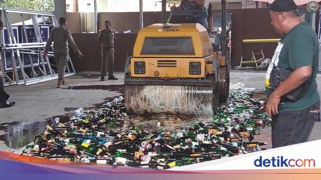 Satpol PP Musnahkan Ratusan Botol Miras Sitaan dari Toko Kelontong di Bogor