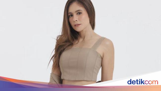 7 Foto Terbaru Wulan Guritno Pamer Perut Rata Saat Jadi Model
