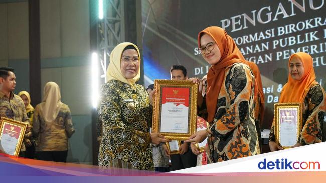Bupati Serang Beri Penghargaan OPD dan ASN Berprestasi Bupati Serang Beri Penghargaan OPD dan ASN Berprestasi