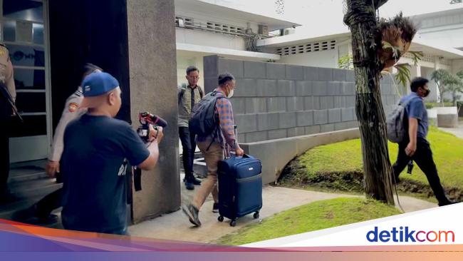 KPK Bawa 2 Koper Usai Geledah Balai Kota Bandung KPK Bawa 2 Koper Usai Geledah Balai Kota Bandung