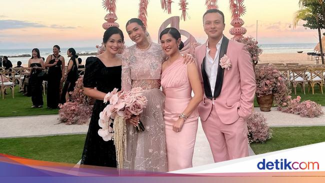 Gara-gara Foto Ini Nicholas Saputra Dikira Mempelai Pria Adinia Wirasti