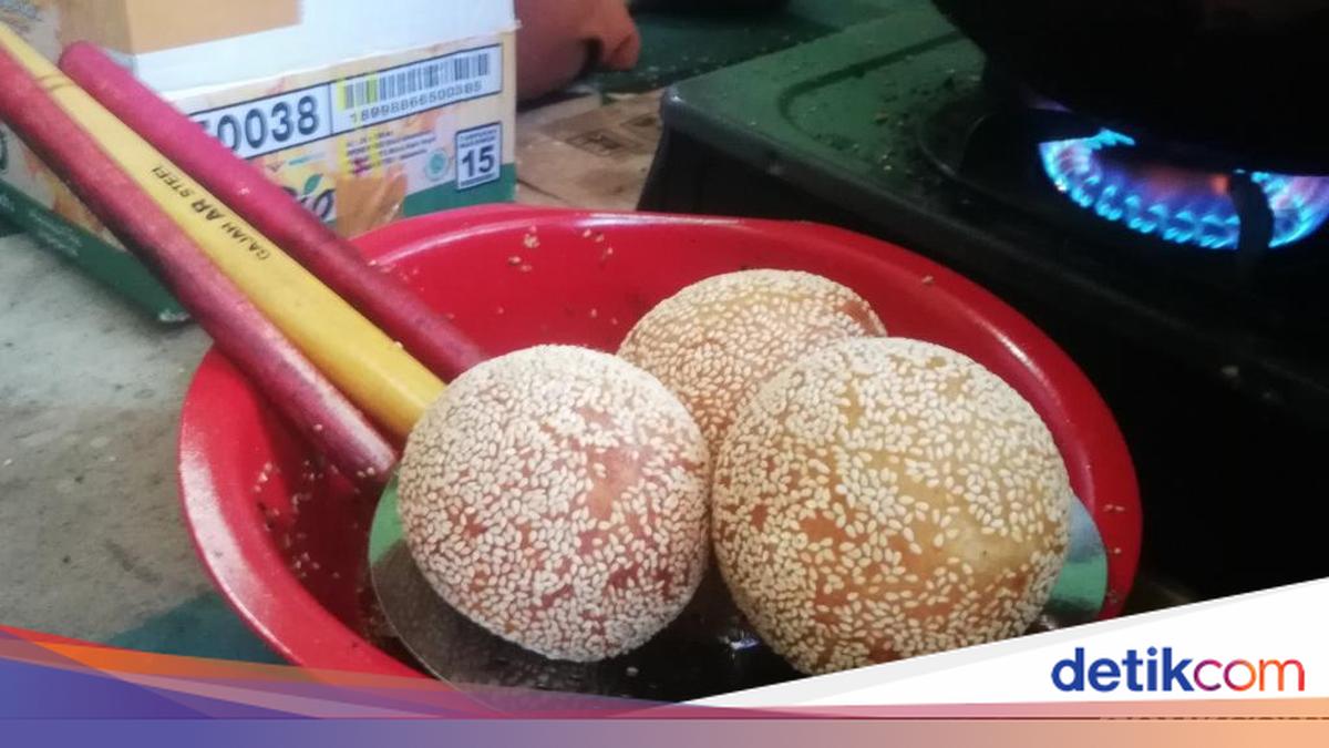 Merasakan Sensasi Makan Onde-onde Bondet, Satu Biji Kenyang Dua Orang