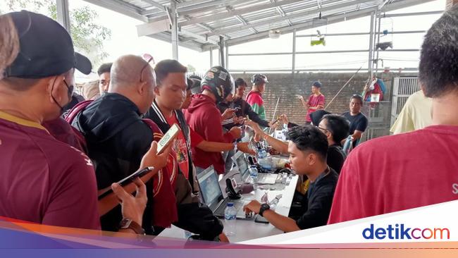 Jelang PSM Makassar Vs Bali United, Suporter Padati Lokasi Penukaran Tiket