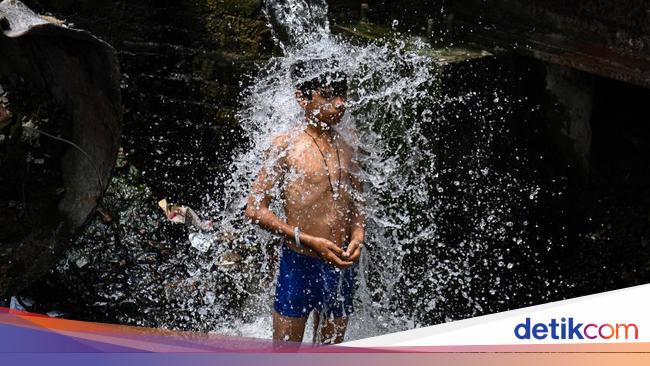 Byur! Segarnya Mandi Saat Teriknya Cuaca Panas di Delhi