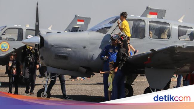 Antusias Warga Lihat Pameran Militer di Lanud Juanda Surabaya Antusias Warga Lihat Pameran Militer di Lanud Juanda Surabaya