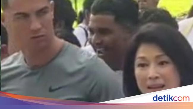 Viral Video Cristiano Ronaldo Digandeng Wanita di Singapura, Netizen Kesal
