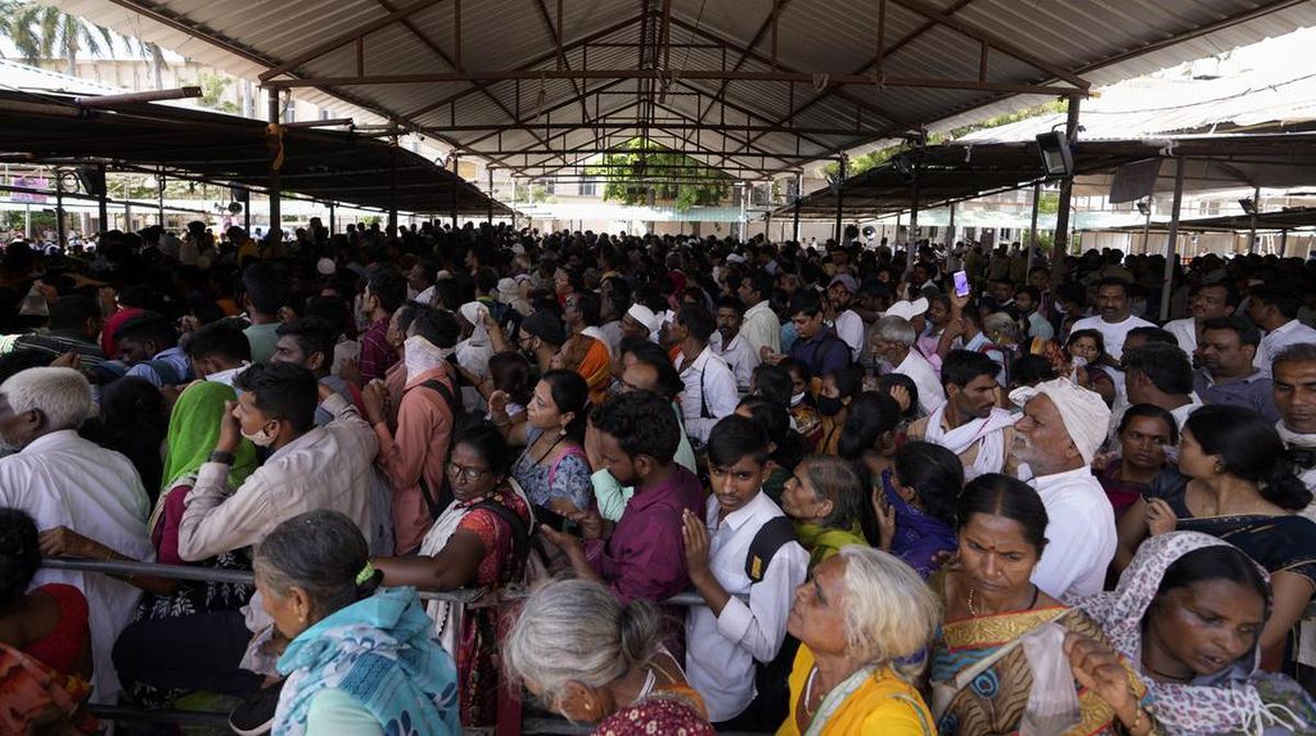 Potret Warga India Telan Ikan Hidup demi Obati Asma