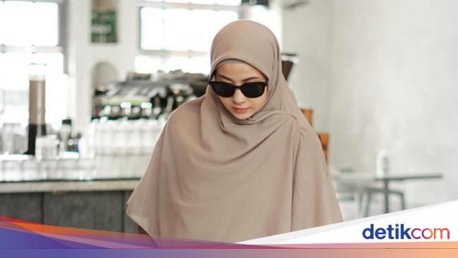 8 Gaya Hijab Syar'i Natasha Rizky yang Sederhana dan Anggun
