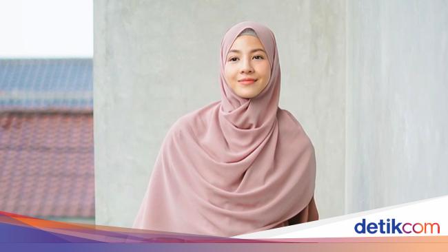 8 Gaya Hijab Syar'i Natasha Rizky yang Sederhana dan Anggun