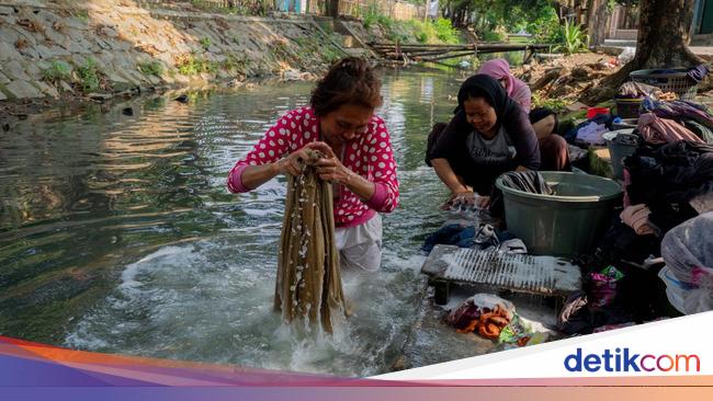 Menghemat Air Bersih, Warga Tangerang Pilih Cuci Baju di Sungai