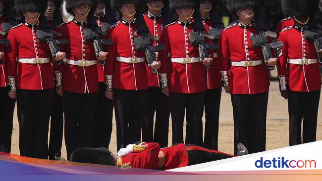 Sejumlah Prajurit Inggris Pingsan Saat Parade Militer