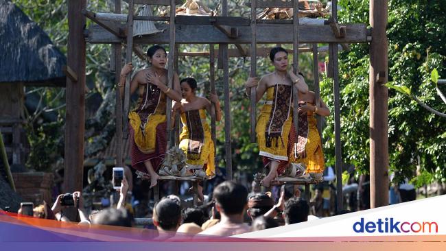 Tradisi Ayunan Jantra Sedot Perhatian Wisatawan