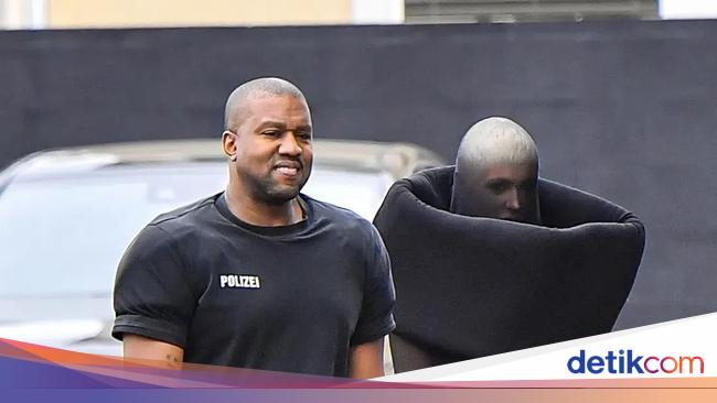 Gaya Baru Kanye West: Telanjang Kaki dan Dandani Istri Pakai Baju Nude Gaya Baru Kanye West: Telanjang Kaki dan Dandani Istri Pakai Baju Nude