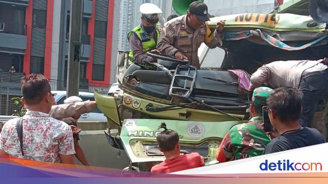 Kecelakaan Truk di Tol Tomang, Sopir dan Kernet Terjepit Dasbor