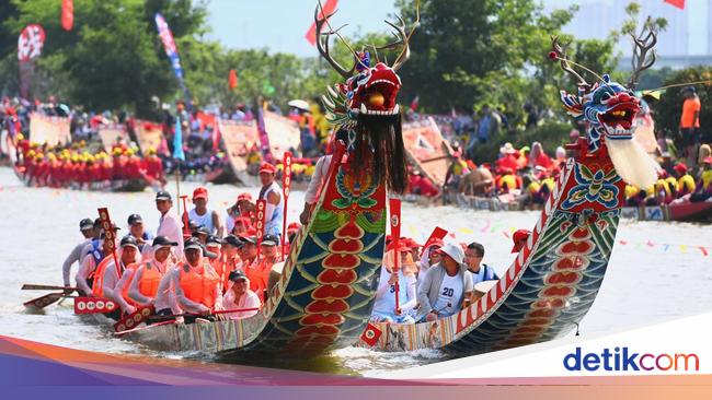 Meriahnya Balap Perahu Naga di China