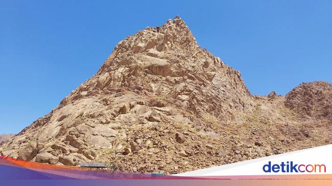 Potret Gunung Magnet, Wisata Favoritnya Jemaah Umroh dan Haji