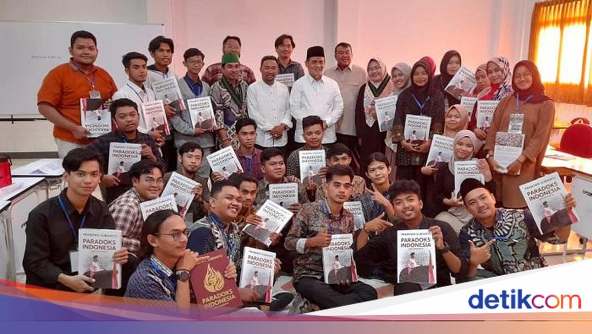 Romo Syafii Bagi-bagi Buku Paradoks Indonesia Karya Prabowo ke Kader HMI