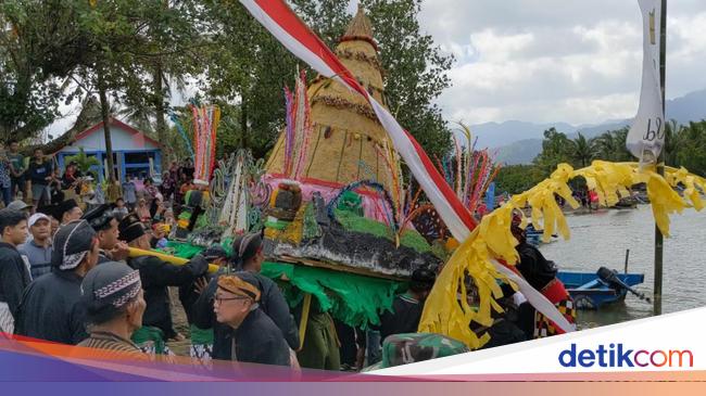 Warga Pesisir Munjungan Trenggalek Larung Tumpeng untuk Adat Longkangan