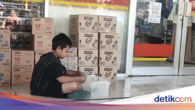 Kisah Bocah SD Penjual Bacil yang Bikin Terharu Warga Garut