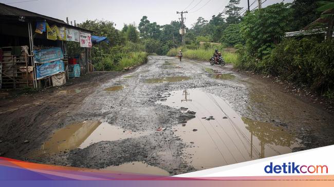 Potret Jalan Rusak Parah di Kabupaten Bogor
