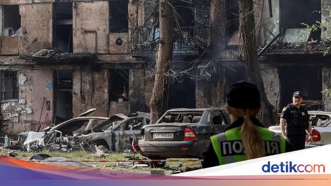 Rudal Rusia Hantam Kampung Halaman Zelenskiy, 11 Orang Tewas Rudal Rusia Hantam Kampung Halaman Zelenskiy, 11 Orang Tewas