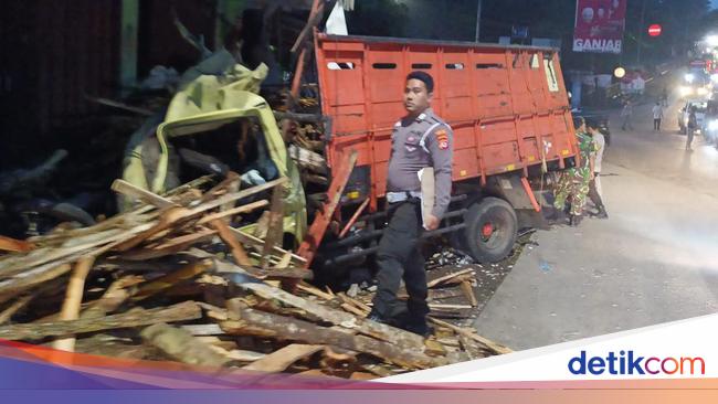 Truk Tabrak Motor Lalu Hantam Ruko di Pandeglang, 2 Orang Tewas