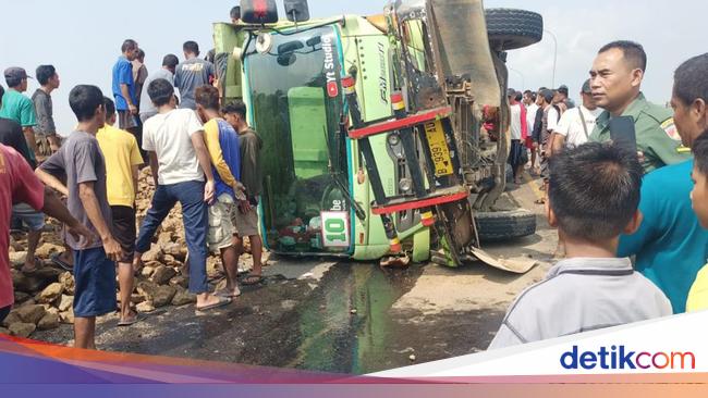 Truk Muat Tanah Terguling di Fly Over Dermoleng Brebes, 1 Tewas 3 Luka