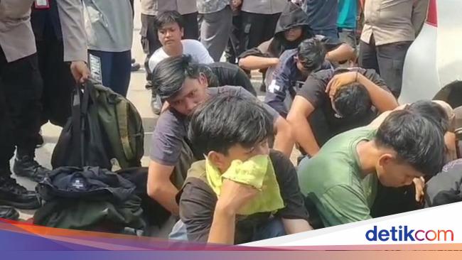 Diduga Mau Bikin Rusuh Demo Ponpes Al-Zaytun, 25 Remaja Diamankan! Diduga Mau Bikin Rusuh Demo Ponpes Al-Zaytun, 25 Remaja Diamankan!