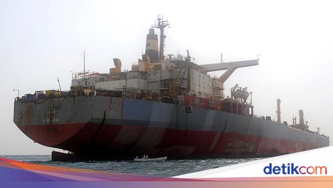 Penampakan Kapal Tanker yang 'Membusuk' di Laut Merah