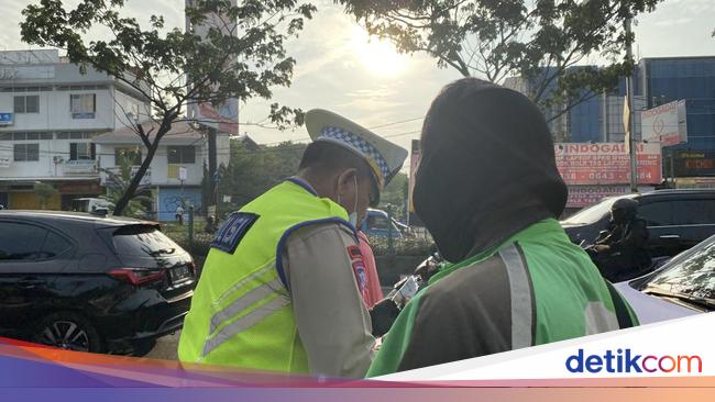 Driver Ojol Tak Terima Ditilang Saat Parkir di Bahu Jalan Margonda Depok