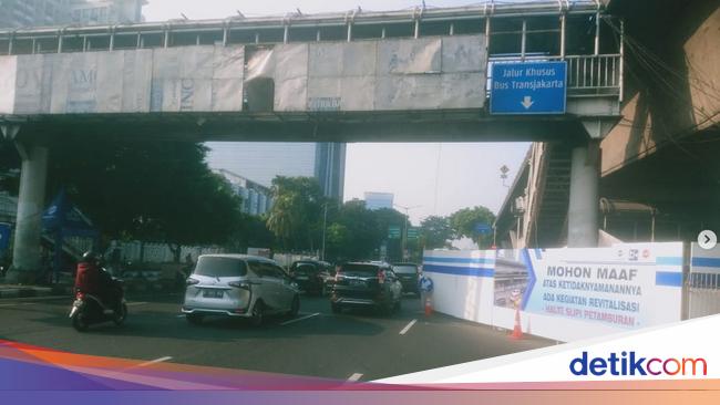 Ada Perbaikan Halte TransJ, 1 Jalur ke Arah Flyover Slipi Tak Bisa ...