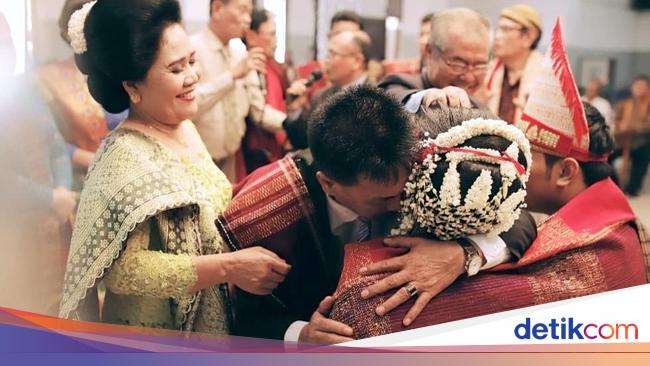 Tradisi Mangulosi yang Penting dalam Pesta Adat Suku Batak