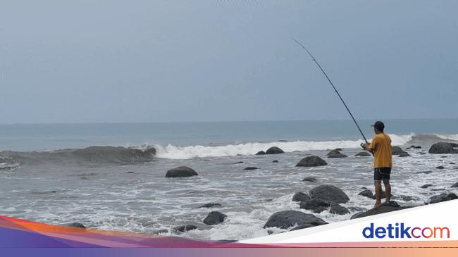 Strike ! Serunya 'Babalang' Lele Laut di Pesisir Sukawayana