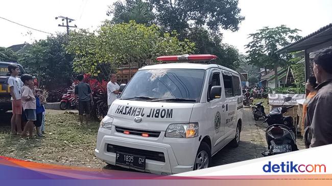 Ibu Gantung Diri di Jember Dimakamkan Berdekatan dengan Dua Anaknya