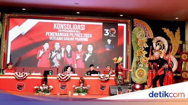 Di Depan Megawati, Ganjar Pranowo Joged Bumbung Di Depan Megawati, Ganjar Pranowo Joged Bumbung
