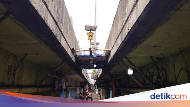 Melihat dari Dekat Permukiman di Kolong Jembatan Angke Jakbar