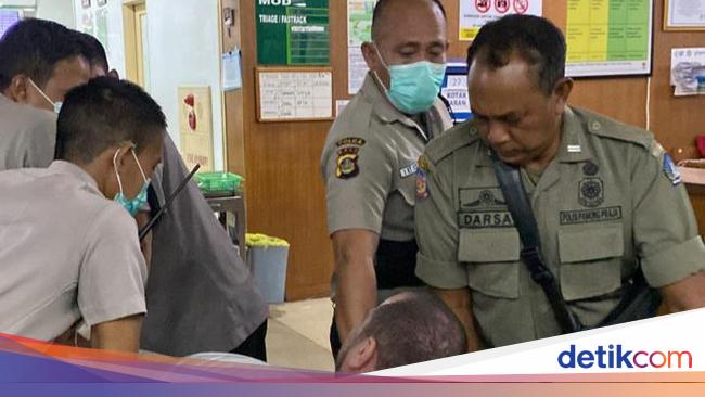 Ulah Bule 'Gila' Berkeliaran Tak Pakai Celana yang Bikin Resah Ulah Bule 'Gila' Berkeliaran Tak Pakai Celana yang Bikin Resah