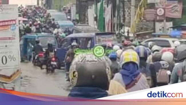 Jalan Kawasan Mampang Depok Tergenang Air, Lalin Sempat Macet