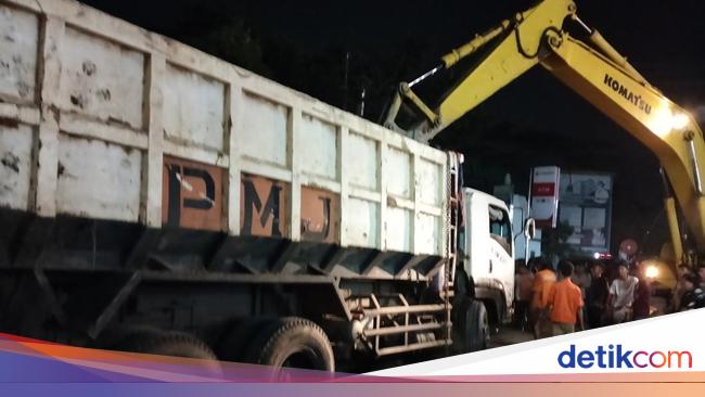 Dua Orang Tewas Akibat Dump Truck Muatan Tanah Terguling di Depan RSUD Banten