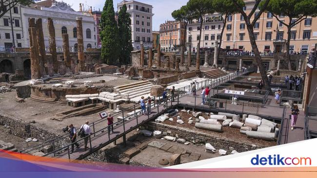 Mengunjungi Area Suci Kuil Romawi Kuno di Pusat Kota Roma