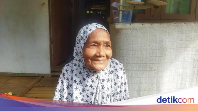 Kisah Nenek Sumiah Sebatang Kara Tinggal di Rumah Tak Layak Huni