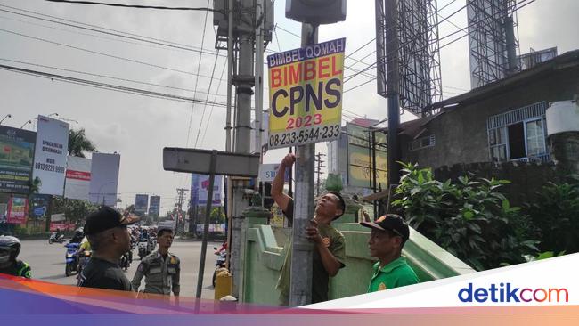 Jelang Kedatangan Kaisar Jepang, Satpol PP DIY Copoti Spanduk Liar