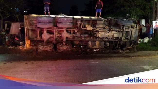 Dump Truk Muatan Tanah Terguling di Serang