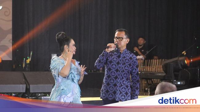 Momen Vina Panduwinata Ajak Bima Arya Duet di detikJabar Awards
