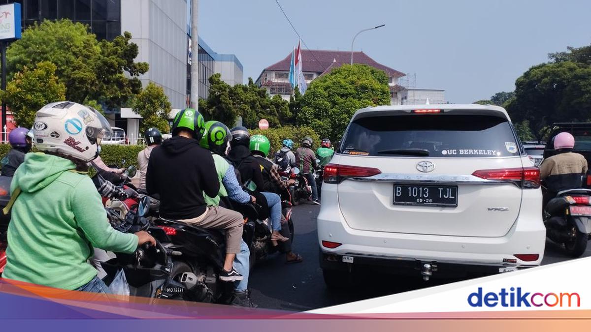 Jalan Abdul Muis Jakpus Macet Gegara Ada Demo di Patung Kuda