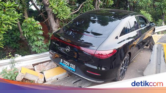 Pengakuan Sopir Mobil Mercy Listrik Kecelakaan: Setir Berasa Narik ke Kiri